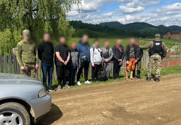 На кордоні затримали легкове авто з ухилянтами в три яруси відео Facenews Ua новости Украины